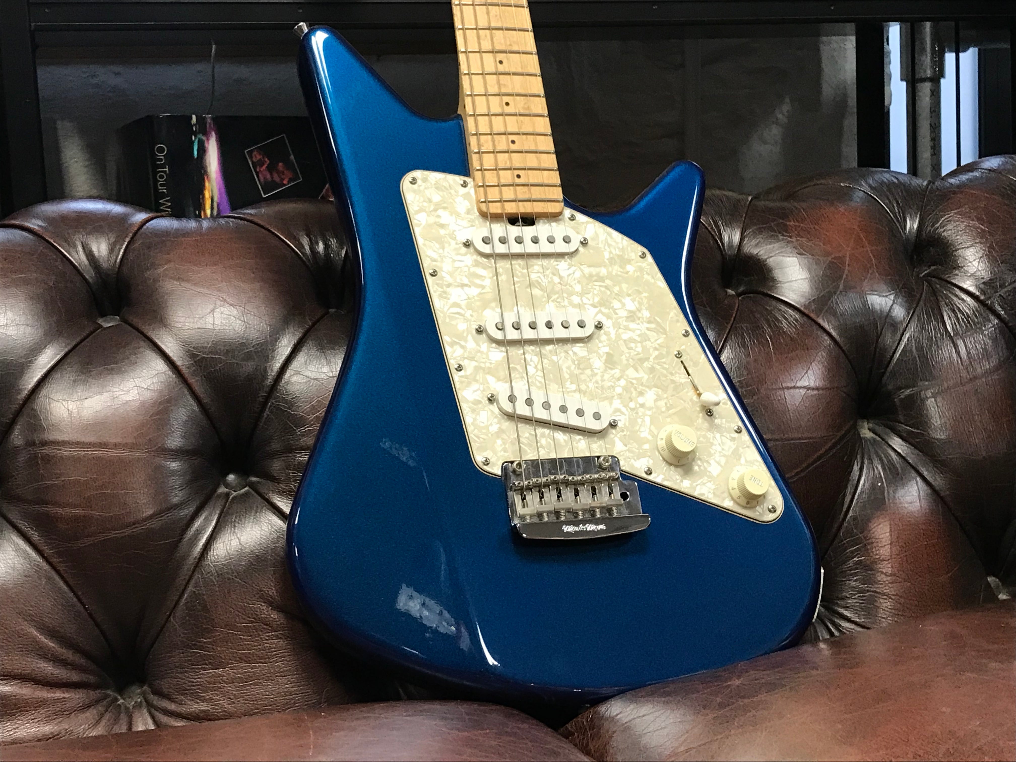 Ernie Ball Music Man Albert Lee SSS Tremolo Blue Pearl 2008 – MotoMusic