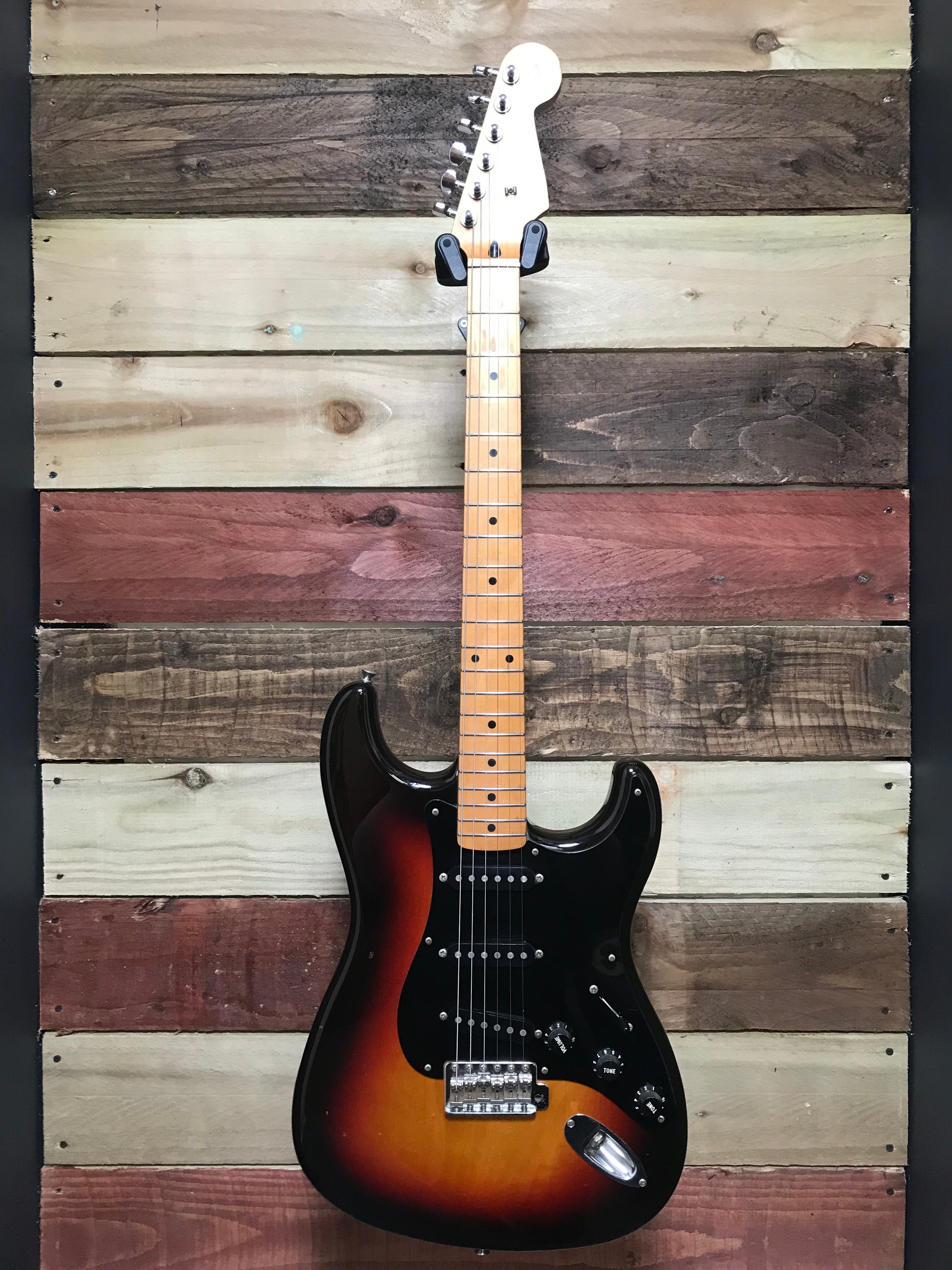 Squier Silver Series Stratocaster 3 Tone Sunburst 1992 – MotoMusic