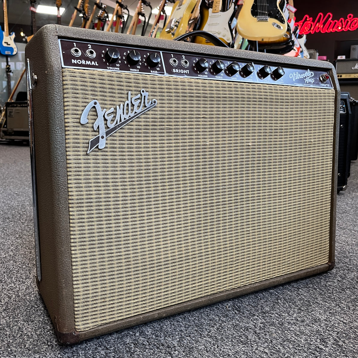 Fender '63 Vibroverb Reissue 40-Watt 2x10" Guitar Combo 1992- Brown To ...