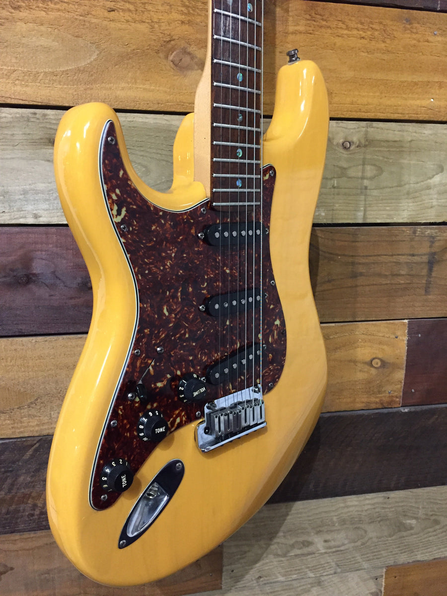 Fender American Deluxe Stratocaster Butterscotch Left Hand 2003 – MotoMusic