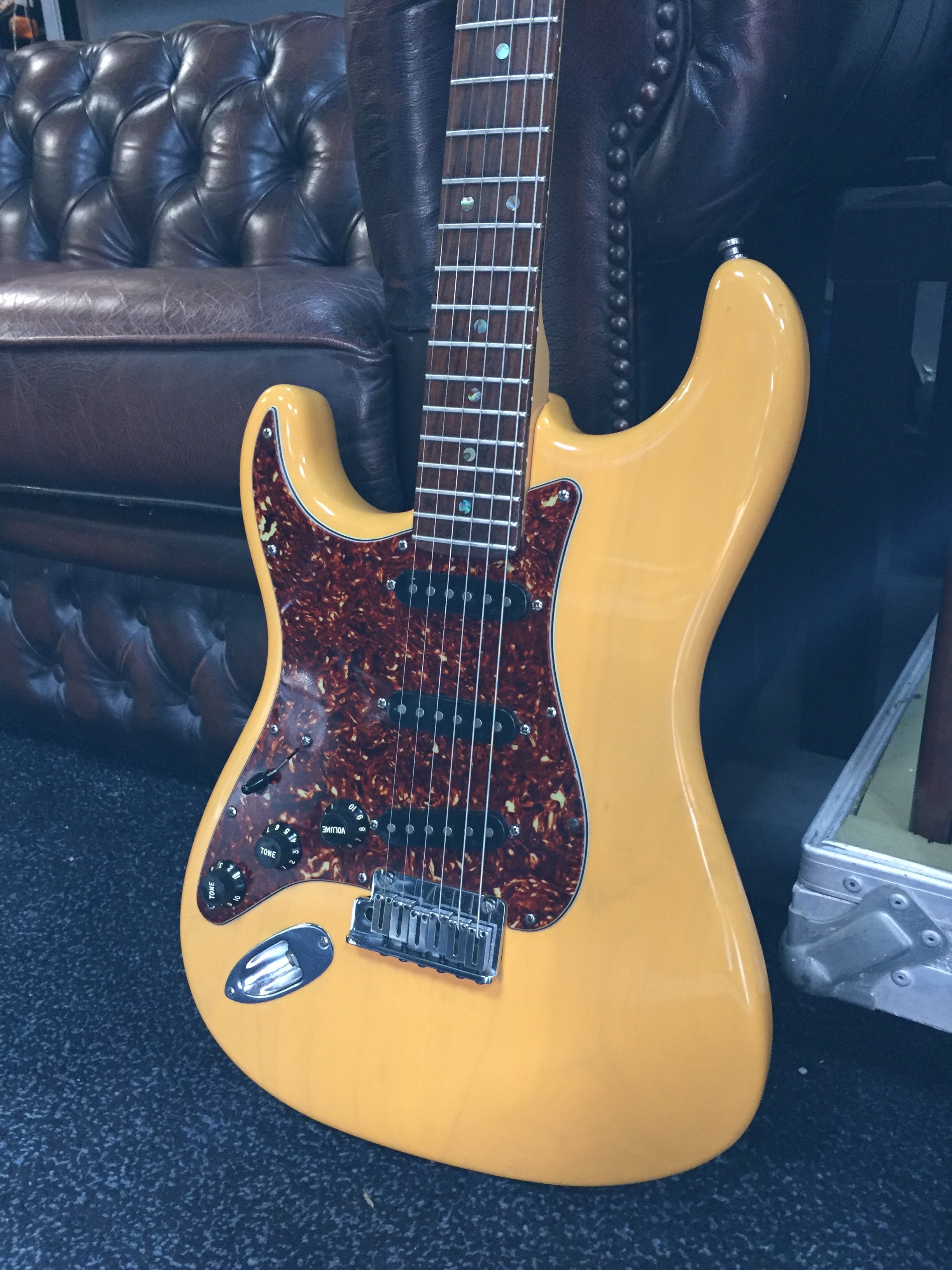 Fender American Deluxe Stratocaster Butterscotch Left Hand 2003 – MotoMusic