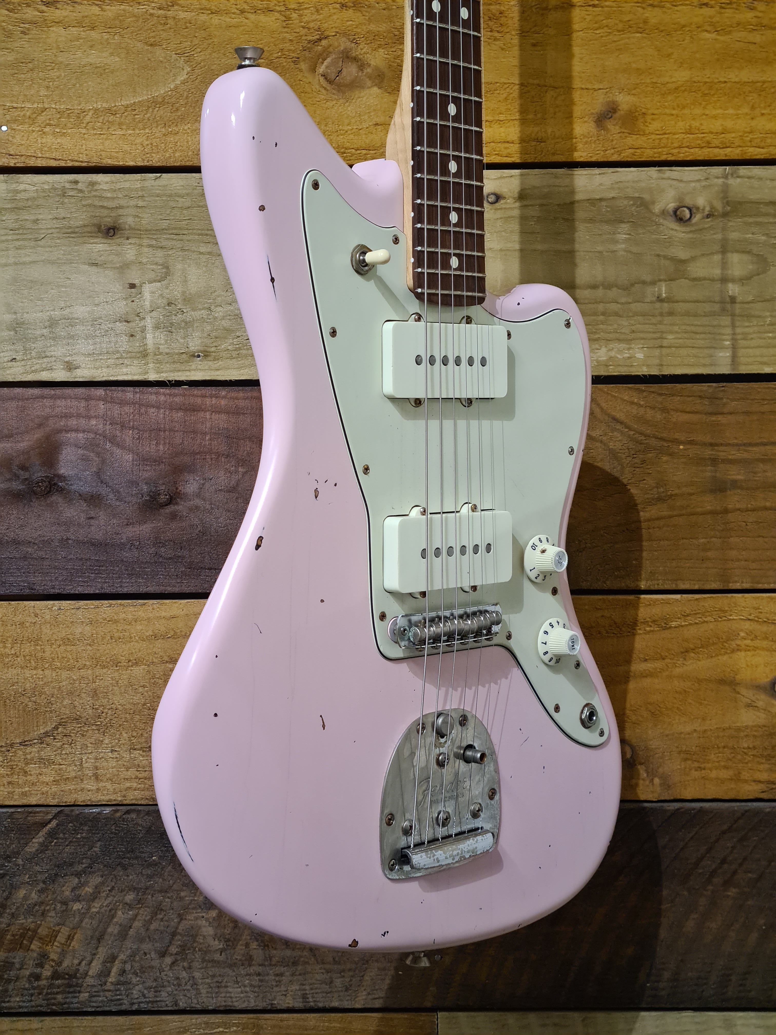 Fender American Professional Jazzmaster in Reliced Shell Pink – MotoMusic