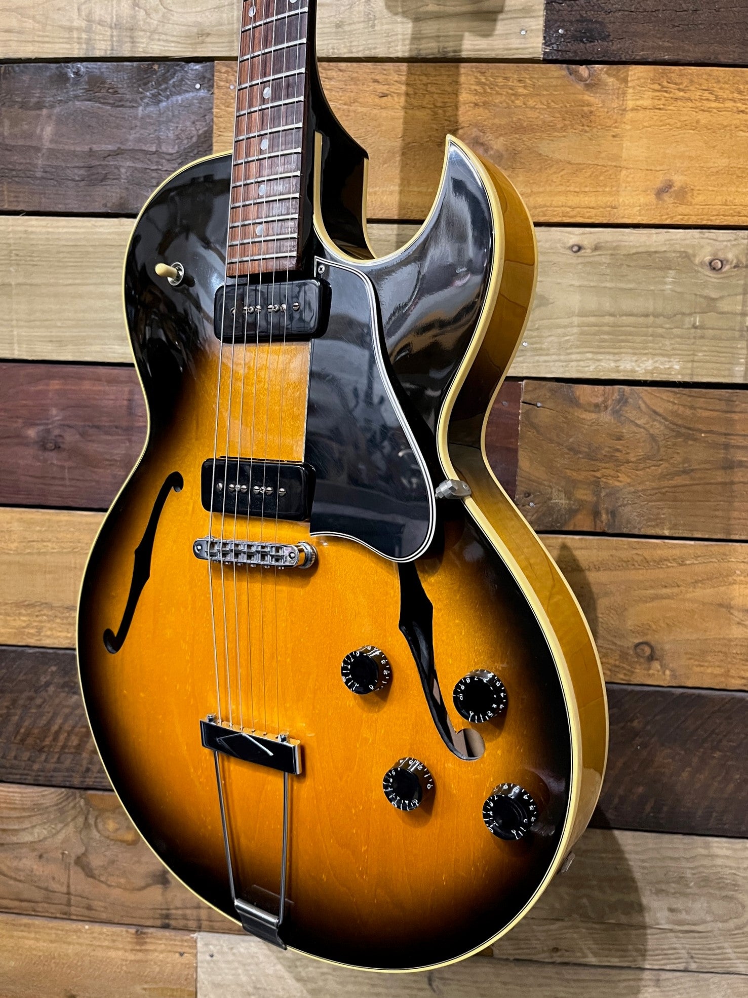 Gibson ES-135 Sunburst 1994 – MotoMusic