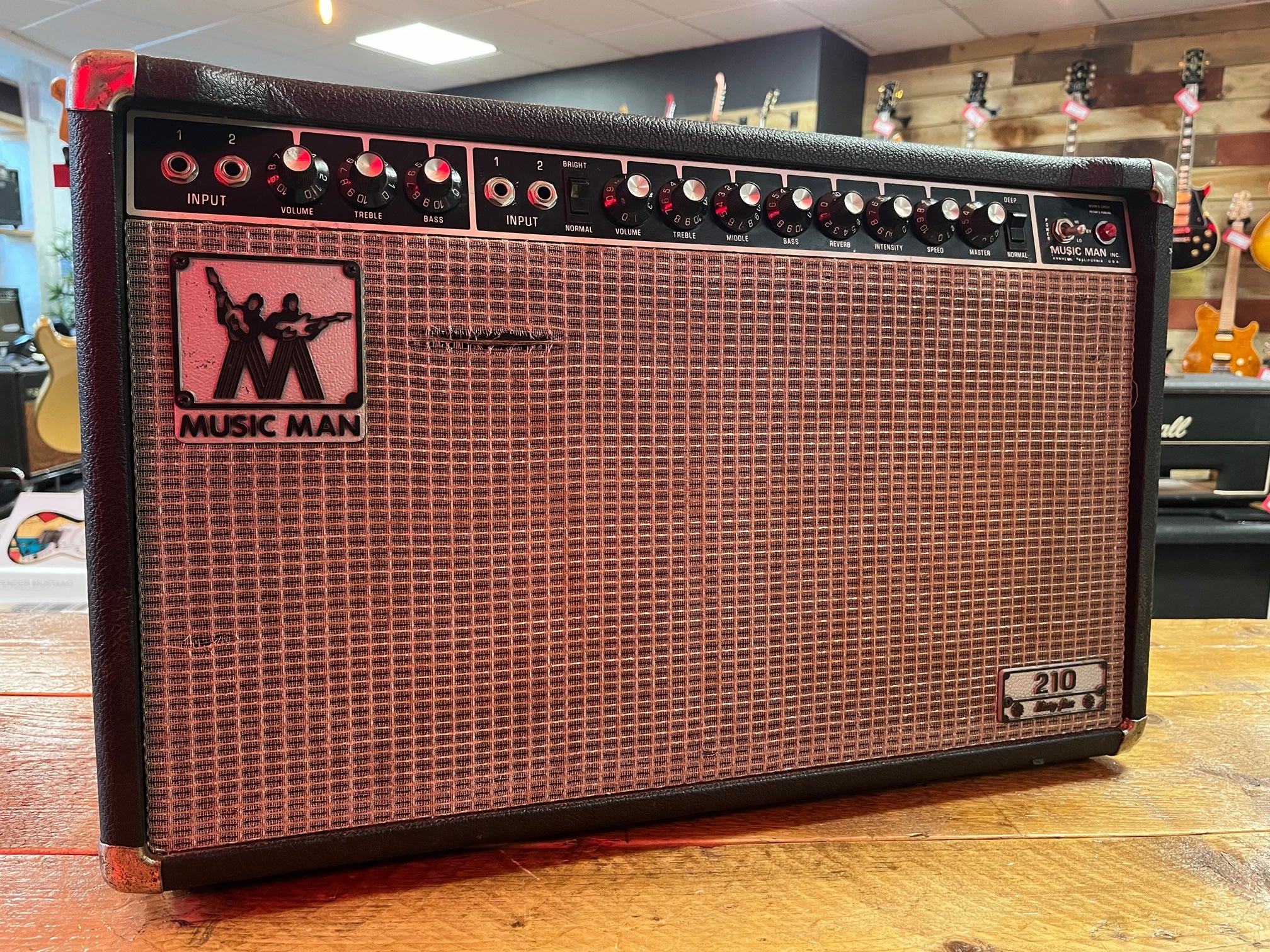 Music Man 210 ‘Sixty‑five’ combo 1975 with Full Flight Case! – MotoMusic