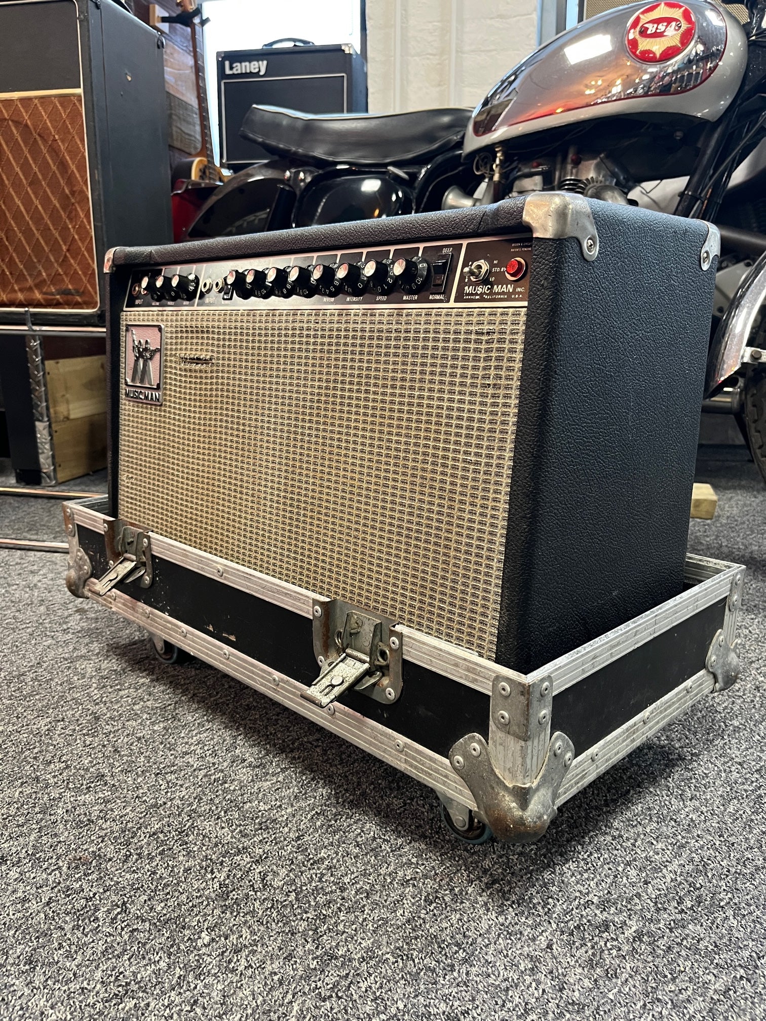 Music Man 210 ‘Sixty‑five’ combo 1975 with Full Flight Case! – MotoMusic