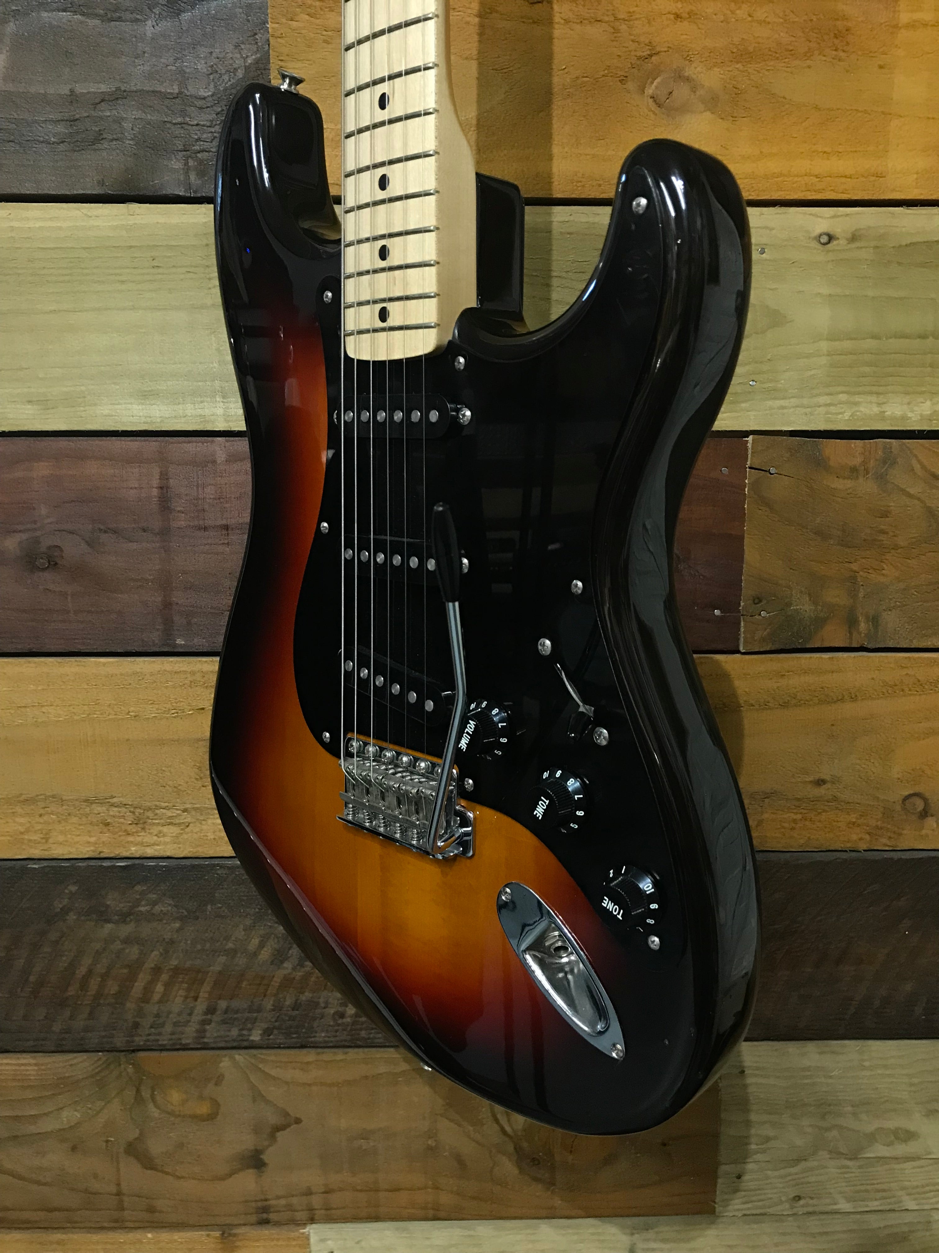 Squier Silver Series Stratocaster 1990 3-Tone Sunburst – MotoMusic