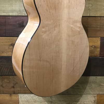 Maton ECJ85 'Custom Jumbo' in Natural 2008 – MotoMusic