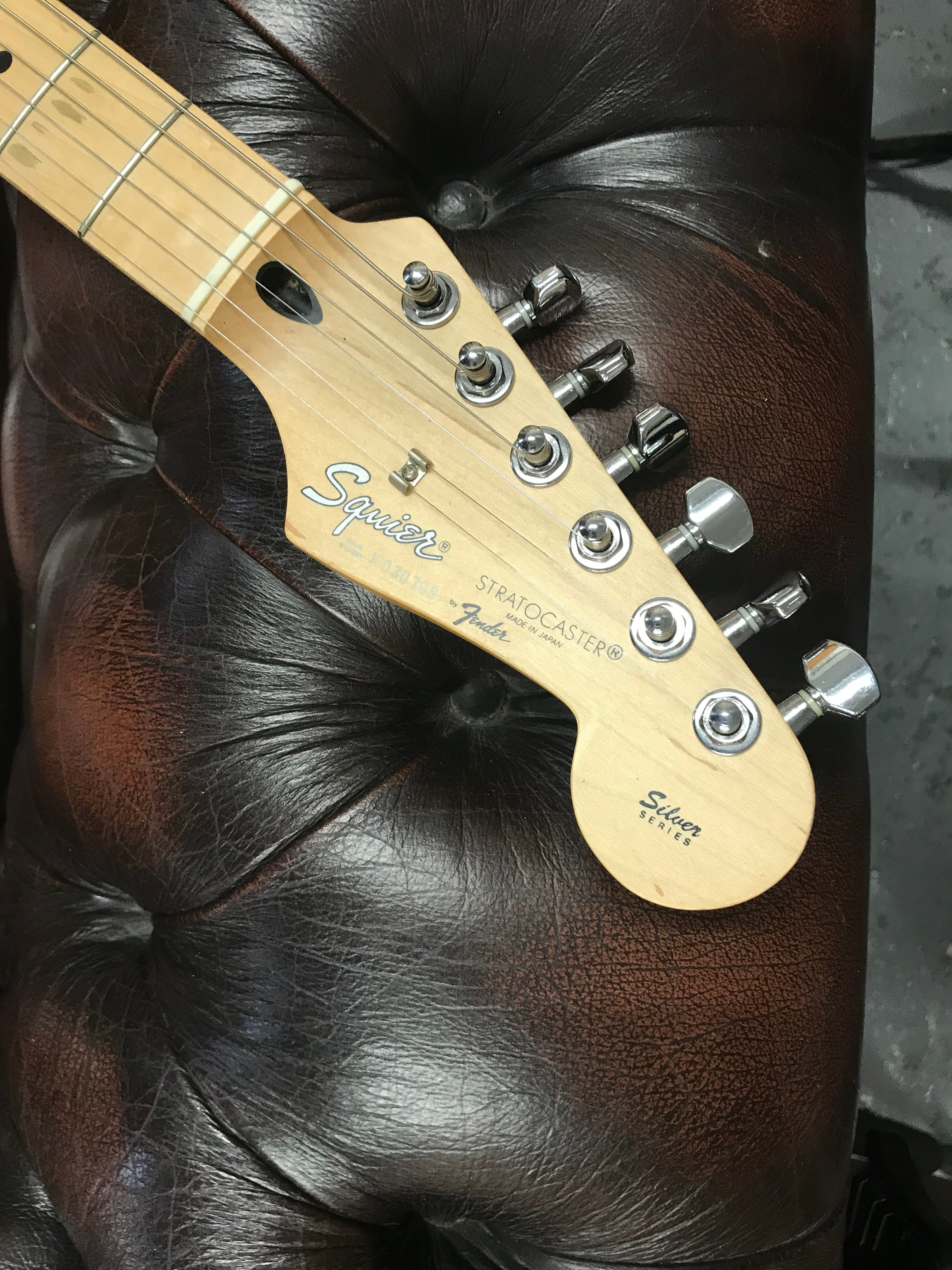 Squier Silver Series Stratocaster 1990 3-Tone Sunburst – MotoMusic